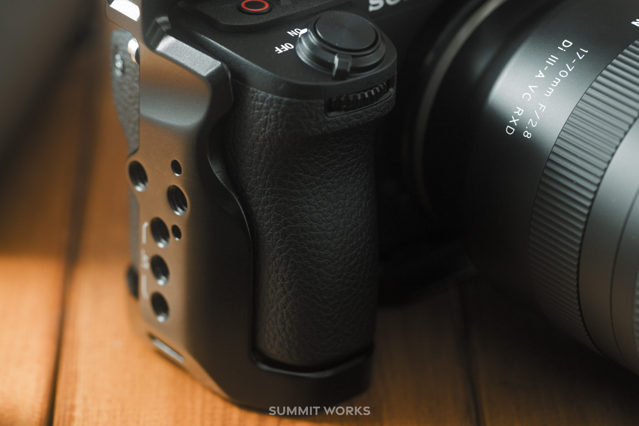 α6700のグリップを改善するSmallRigのカメラケージ | SpaceFlier